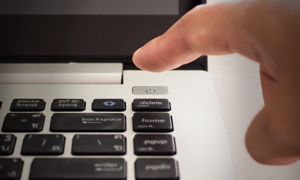 Does holding down the power button damage your computer? – TechDIY.info