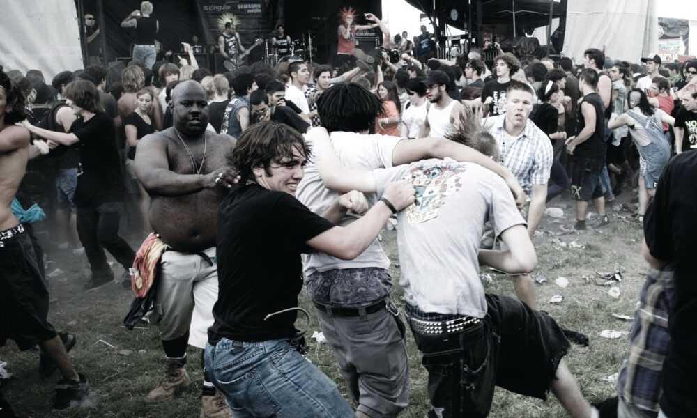 What means mosh pit? – TechDIY.info
